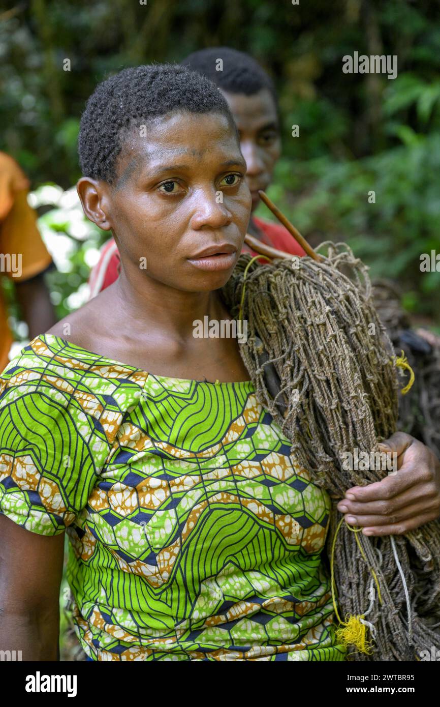 Pygmy woman of the Baka or BaAka people with her hunting net, Dzanga ...