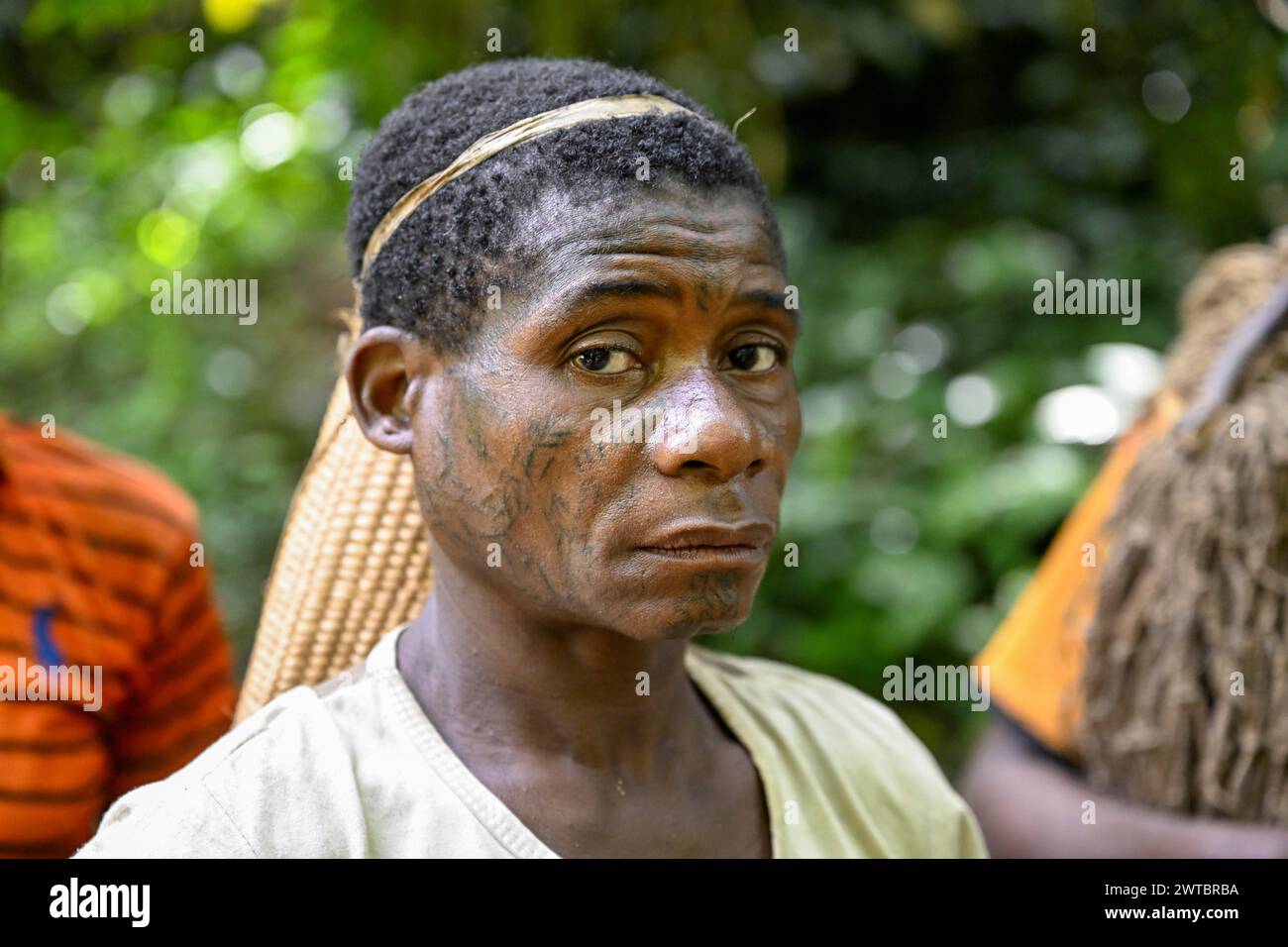 African woman basket hi-res stock photography and images - Alamy