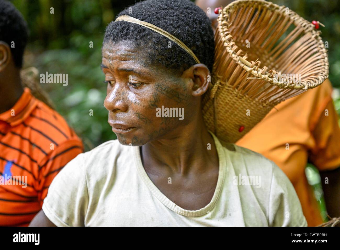 African woman basket hi-res stock photography and images - Alamy