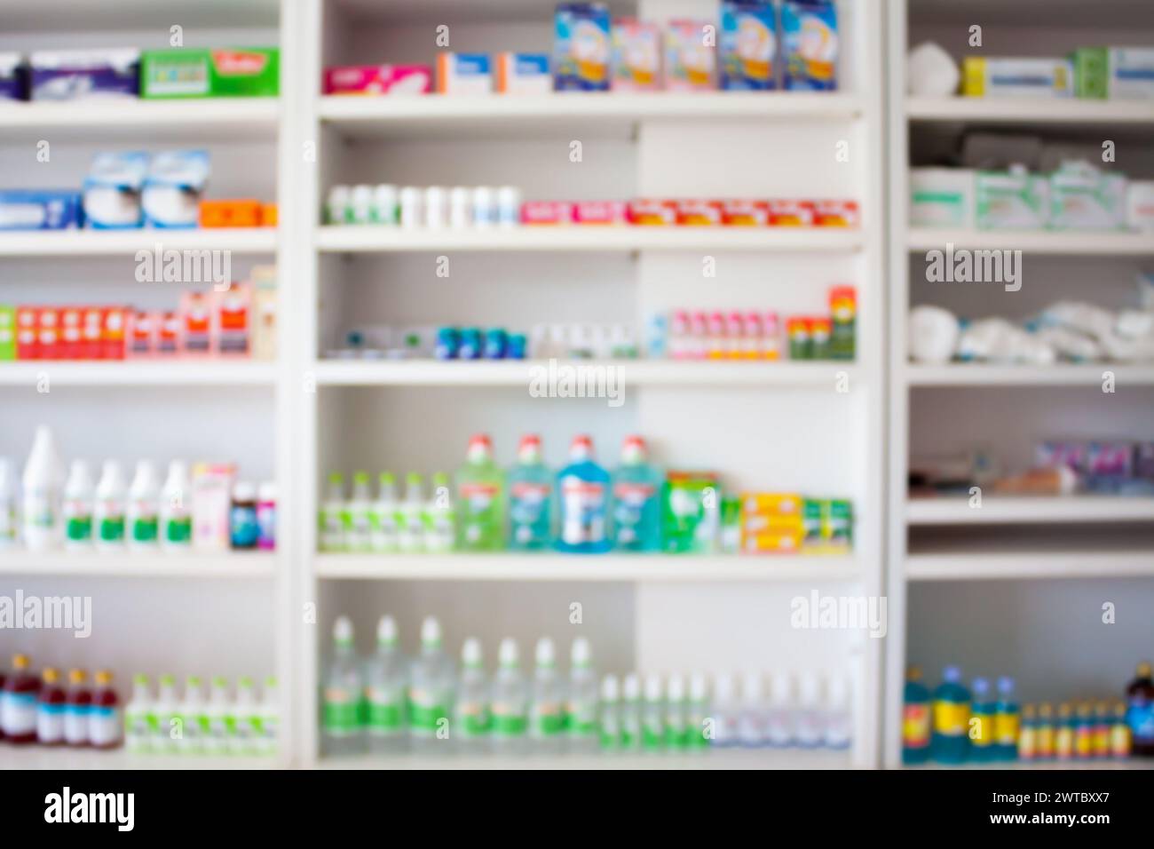 Pharmacy medicines shelf display hi-res stock photography and images ...