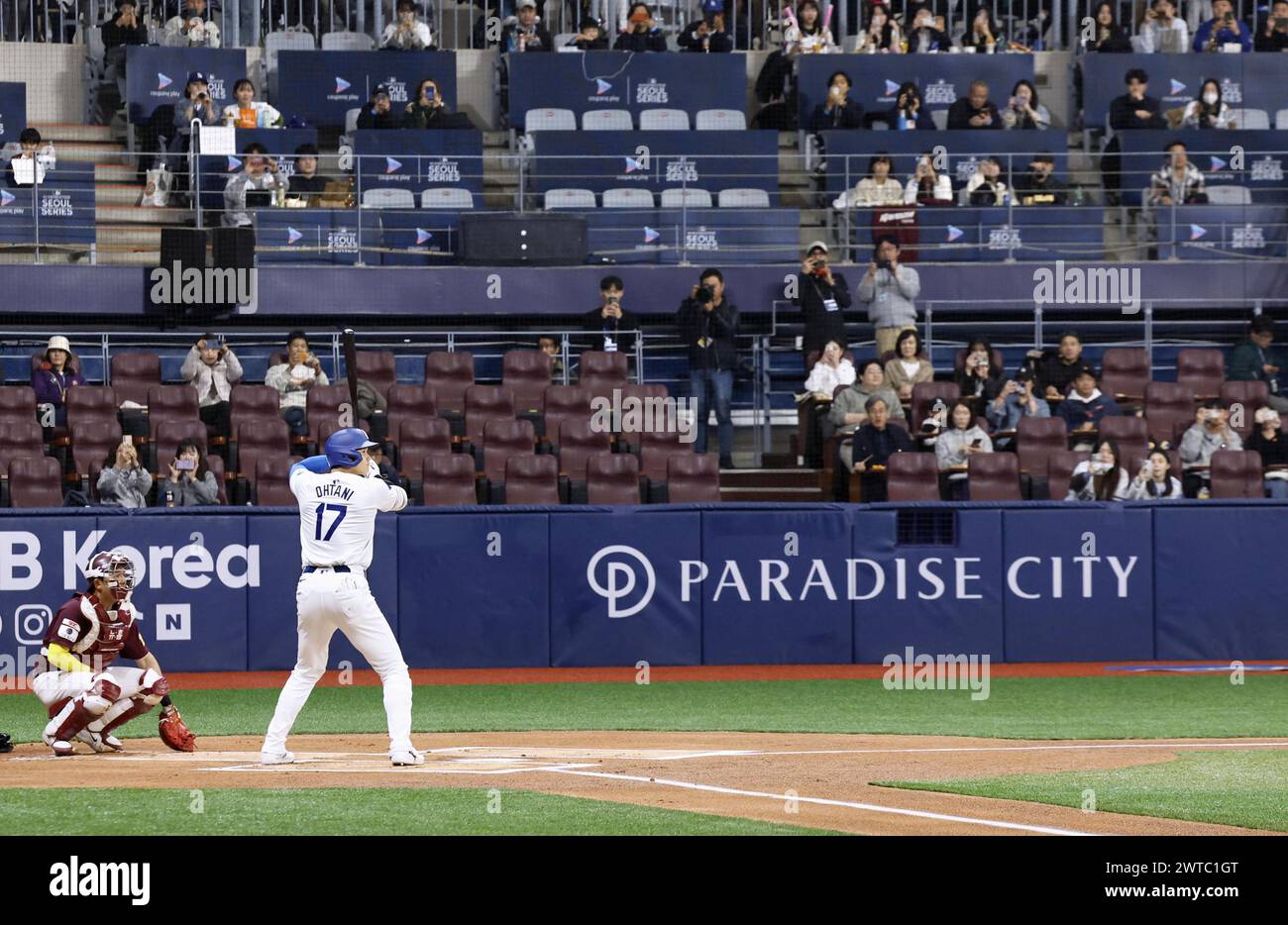 Shohei Ohtani of the Los Angeles Dodgers takes his position in the ...