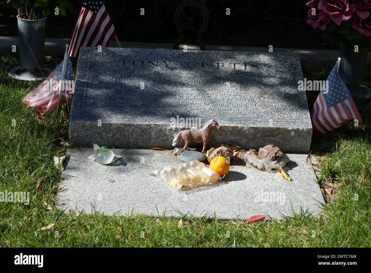 Las Vegas, Nevada, USA 8th March 2024 Actor Tony Curtis Grave in Legacy ...