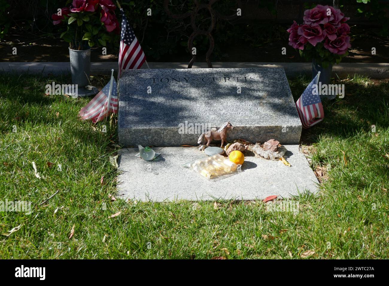 Las Vegas, Nevada, USA 8th March 2024 Actor Tony Curtis Grave in Legacy ...