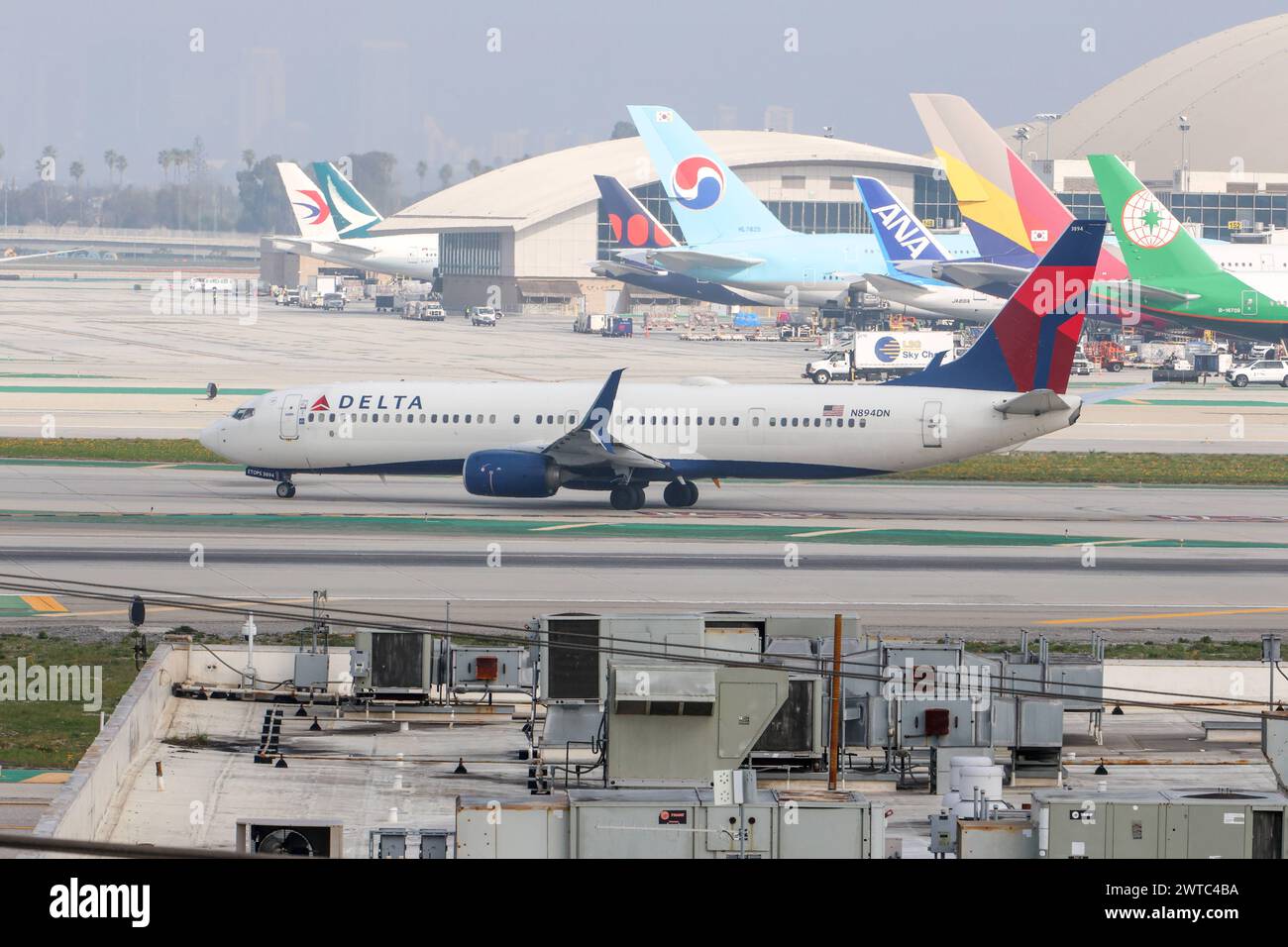 Boeing 737 932er hi-res stock photography and images - Alamy