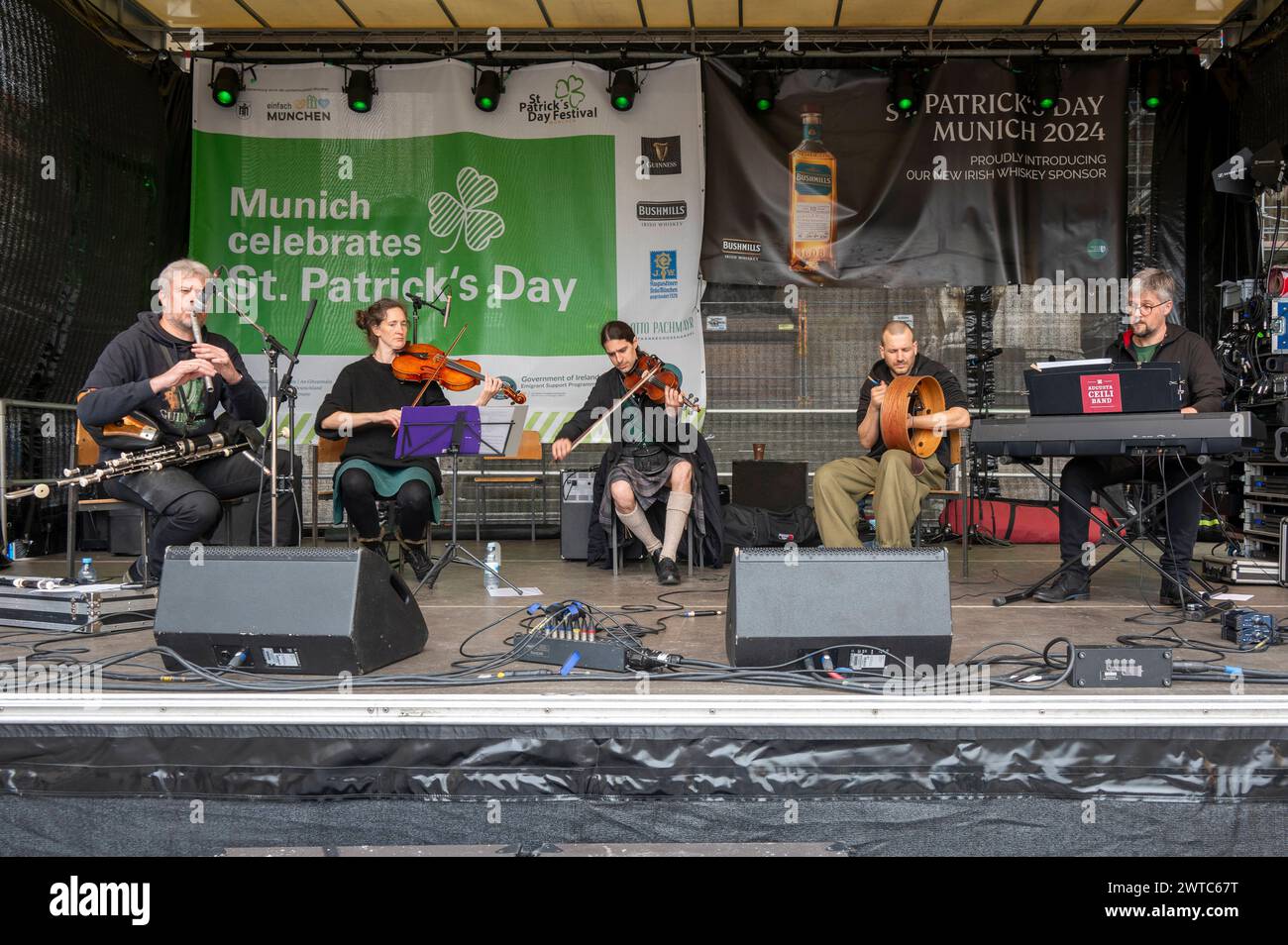 Muenchen, St. Patricks Day Festival 2024 auf dem Odeonsplatz, Musik mit ...