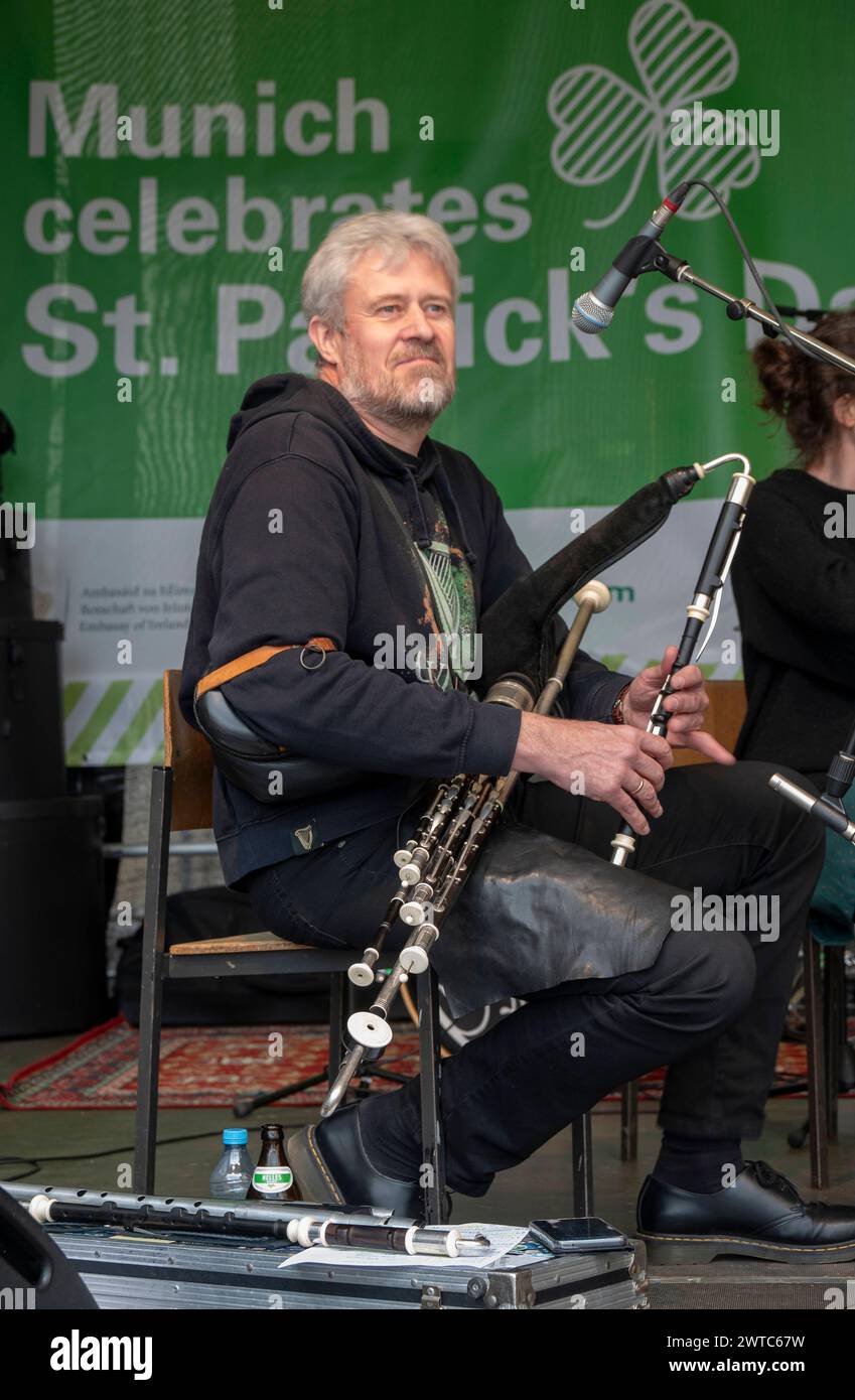 Muenchen, St. Patricks Day Festival 2024 auf dem Odeonsplatz, Musik mit ...