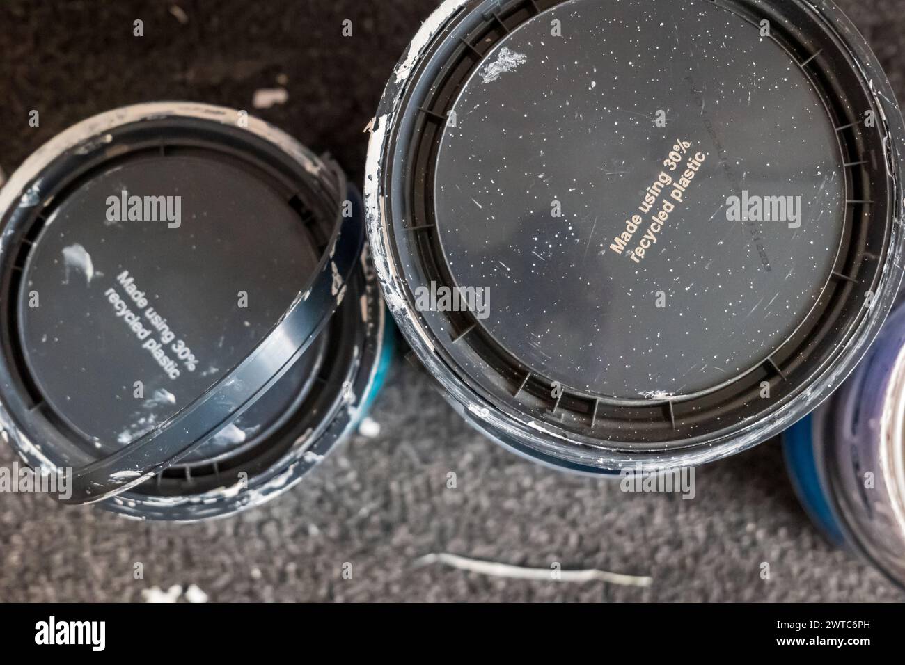 Overhead view plastic paint can over dirty background Stock Photo - Alamy
