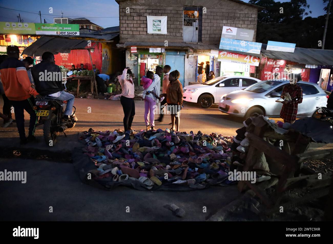 Locals doing their late evening shoppings from the street hawkers in ...