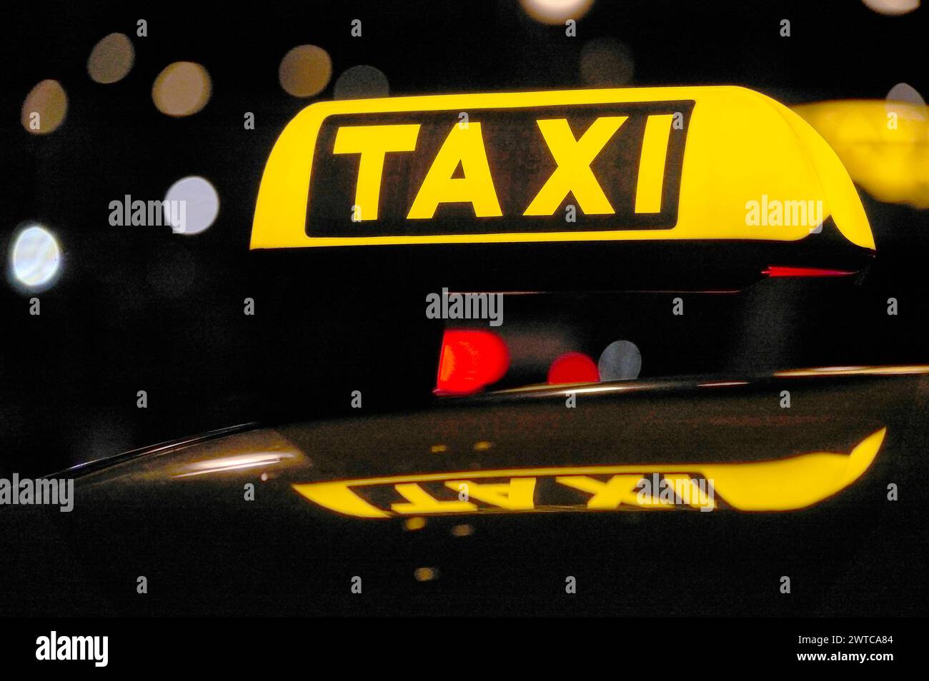 Ein Taxi ist ein Transportmittel zur gelegentlichen Personenbeförderung ...