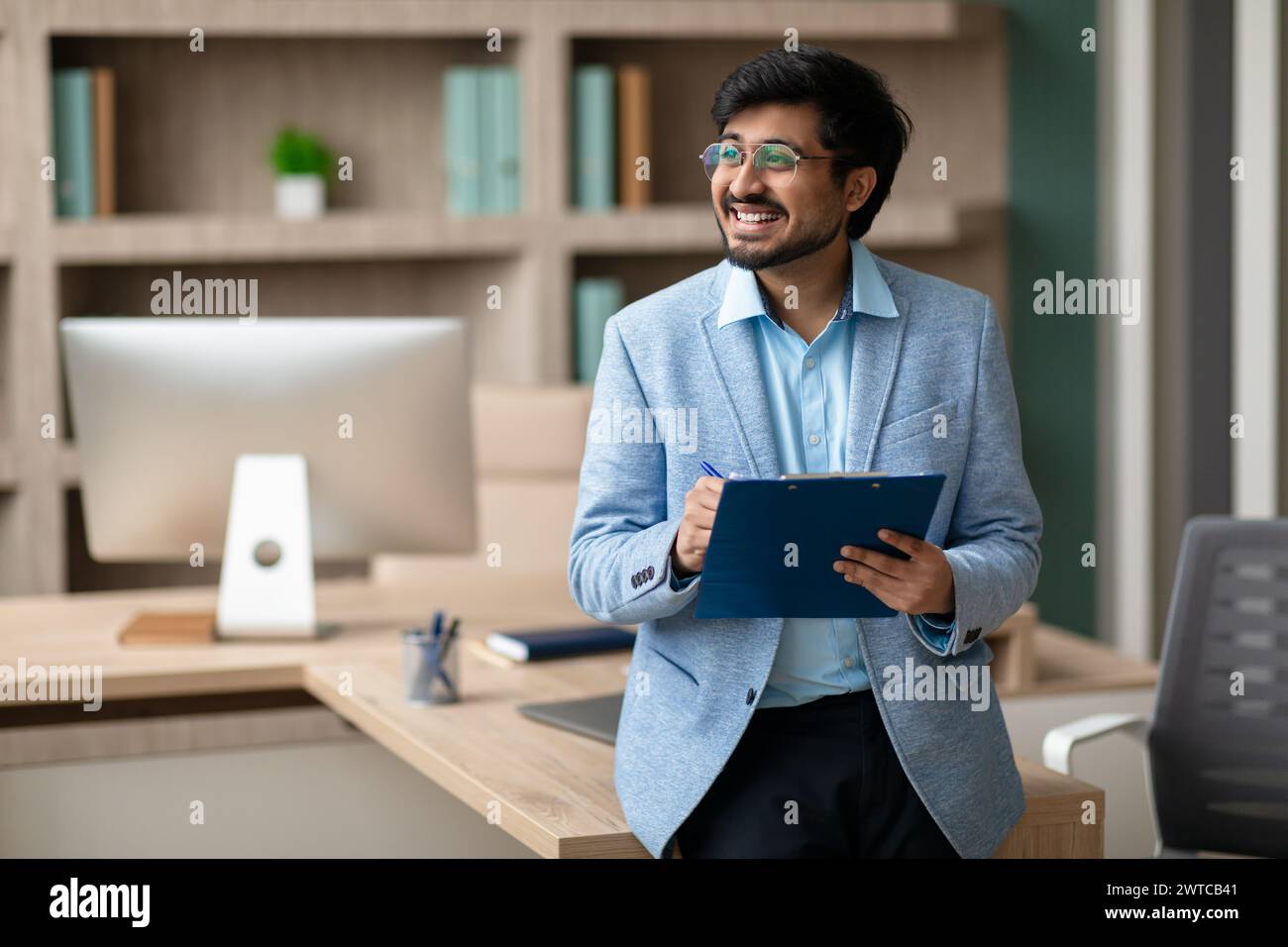 Indian businessman signing document hi-res stock photography and images ...