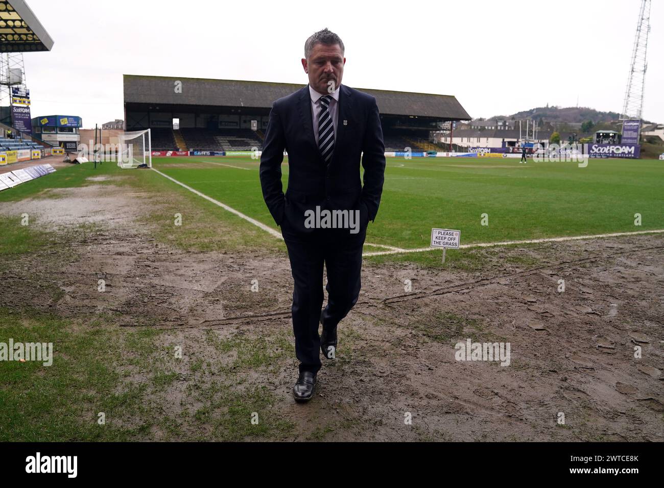 Dundee manager Tony Docherty on the pitch before the cinch Premiership ...