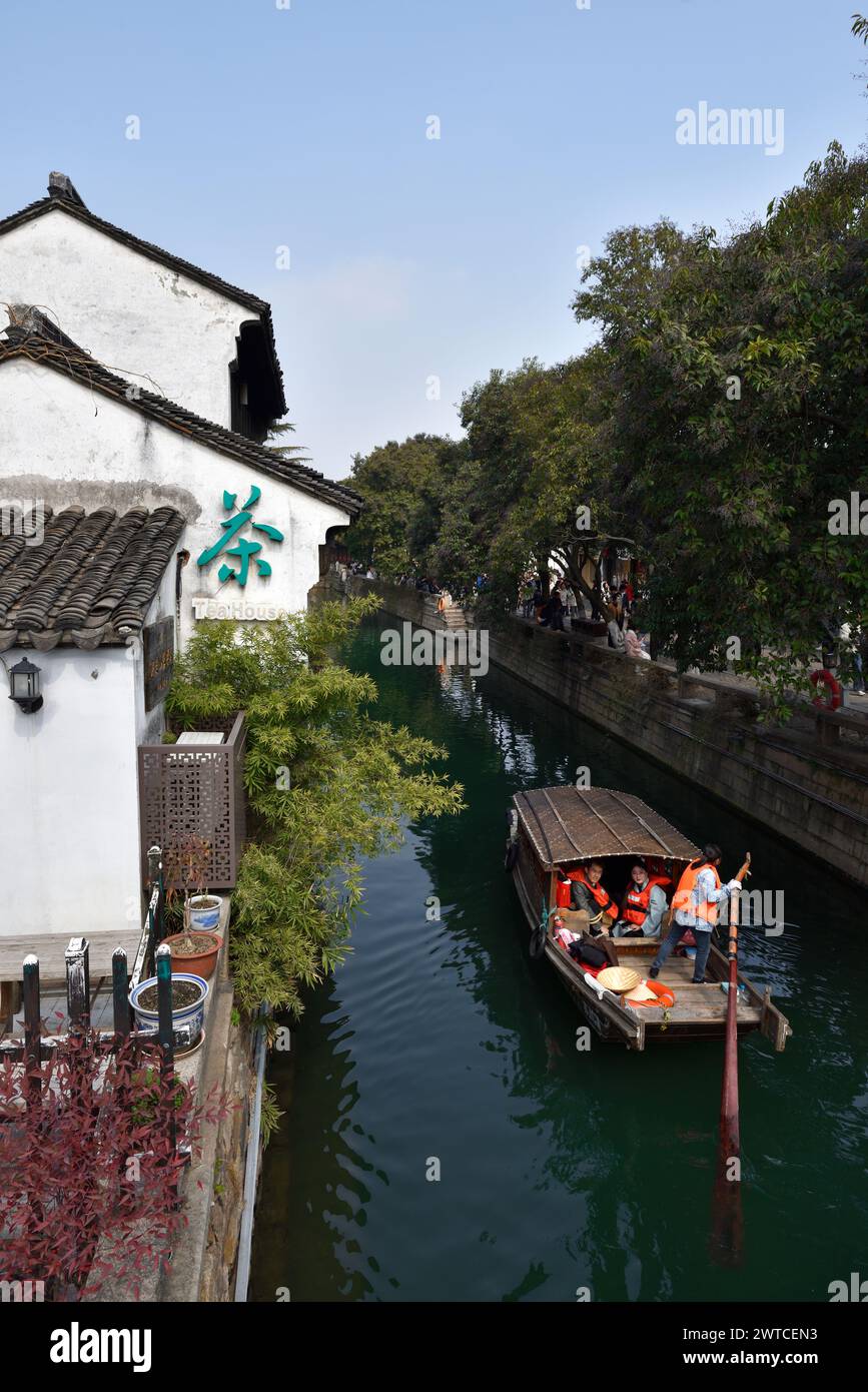 Chinese corridor in Suzhou classical garden Stock Photo - Alamy