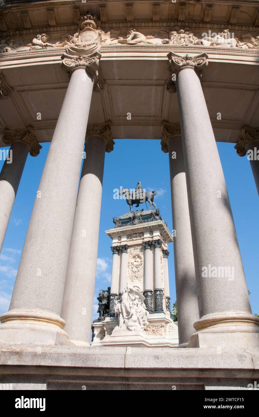 Parque del retiro alfonso monumento hi-res stock photography and images ...