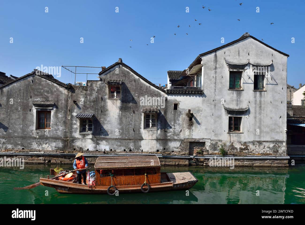 Chinese corridor in Suzhou classical garden Stock Photo - Alamy