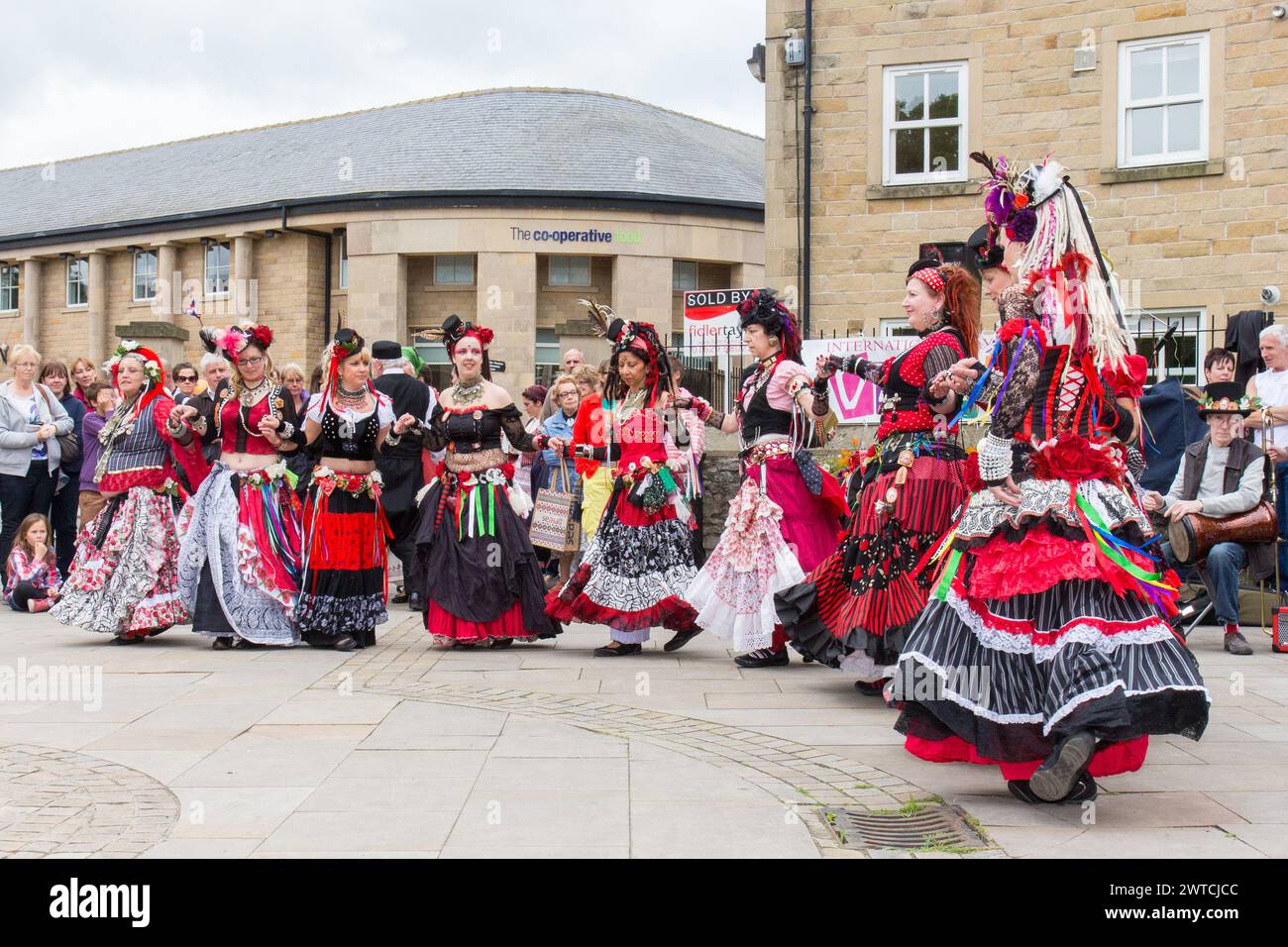 Four women dance hi-res stock photography and images - Alamy