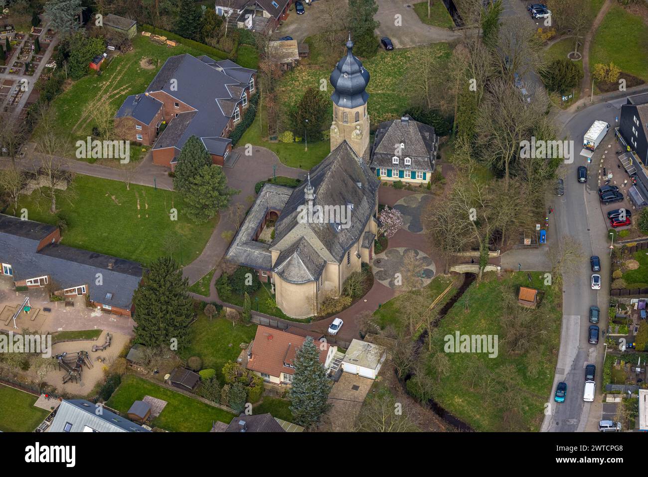 Luftbild, Sankt Hubertus Kirche und Pfarrheim, Am Rahmer Bach, Rahm ...
