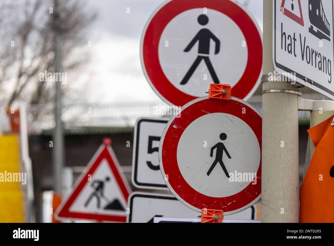 Verkehrsschlder Durchgang verboten. Verbot für Fußgänger ...