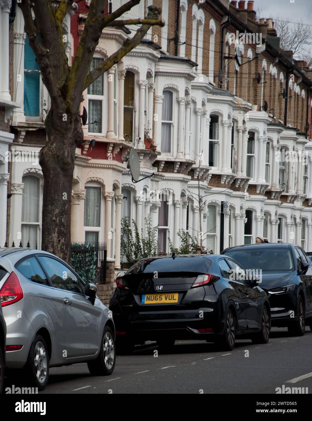 Street of elegant victorian style houses hi-res stock photography and ...