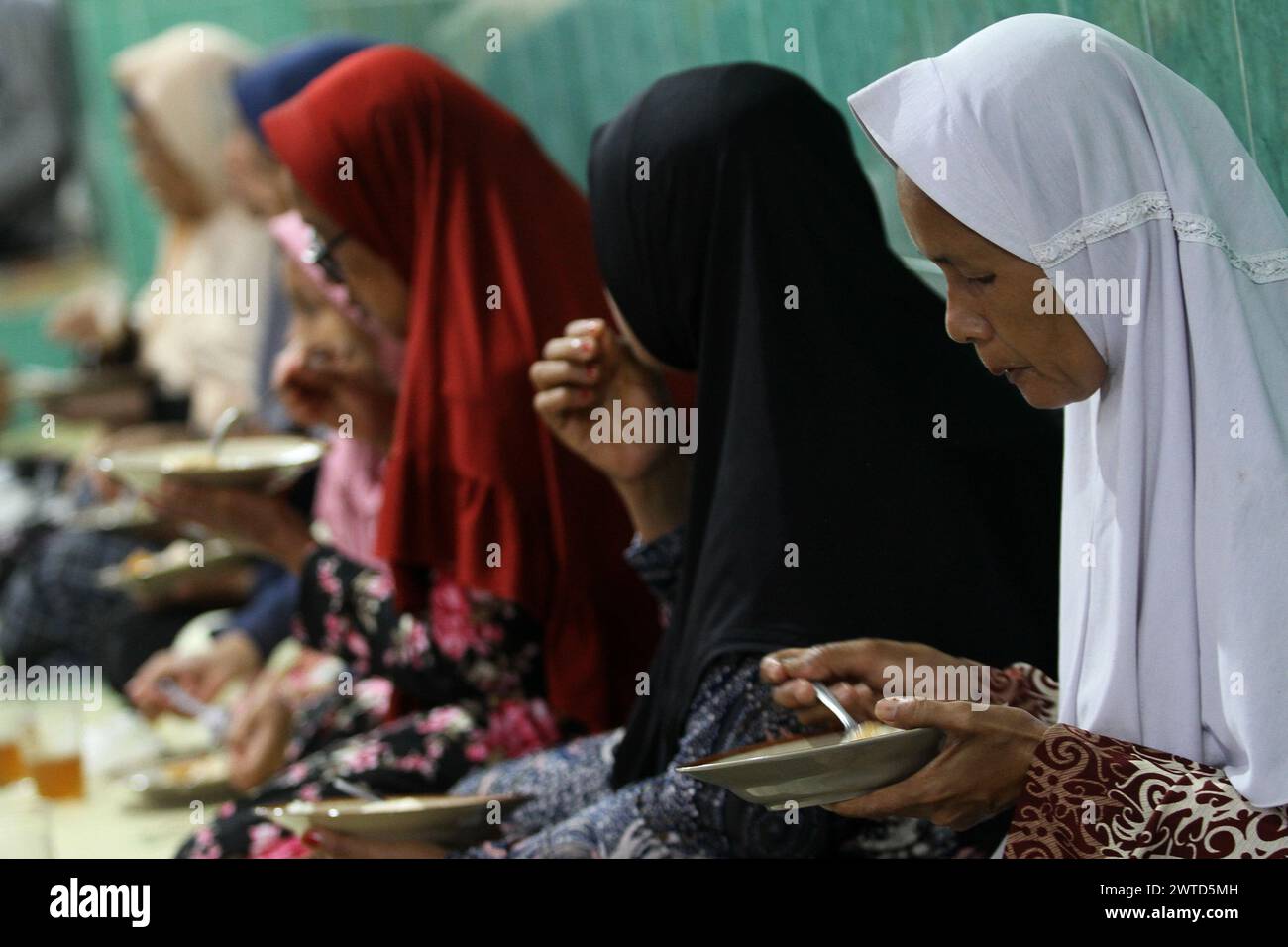 March 17, 2024, Bantul, Yogyakarta, Indonesia: Indonesian Muslims eat ...