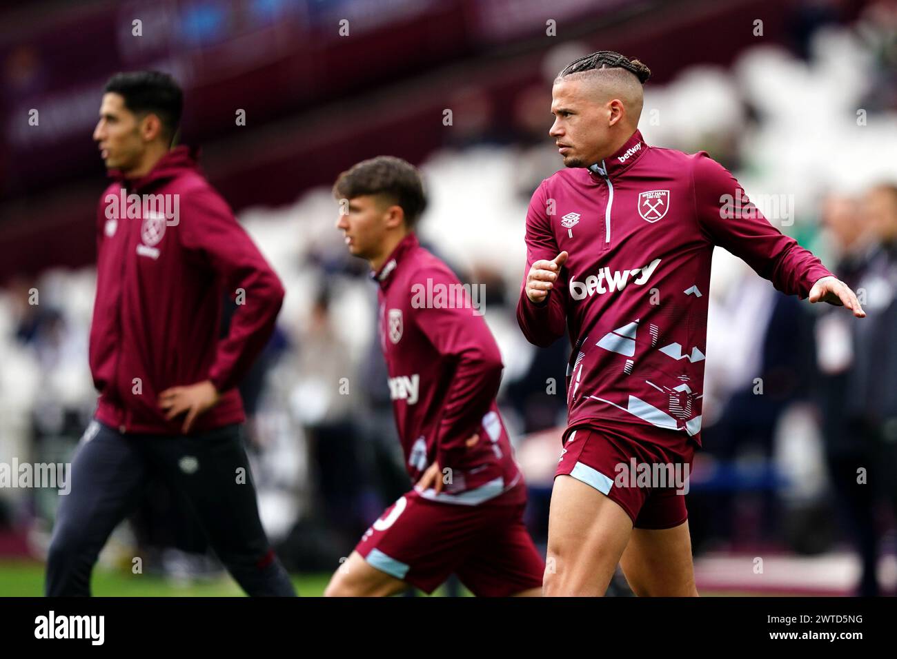 West Ham United's Kalvin Phillips warming up ahead of the Premier ...