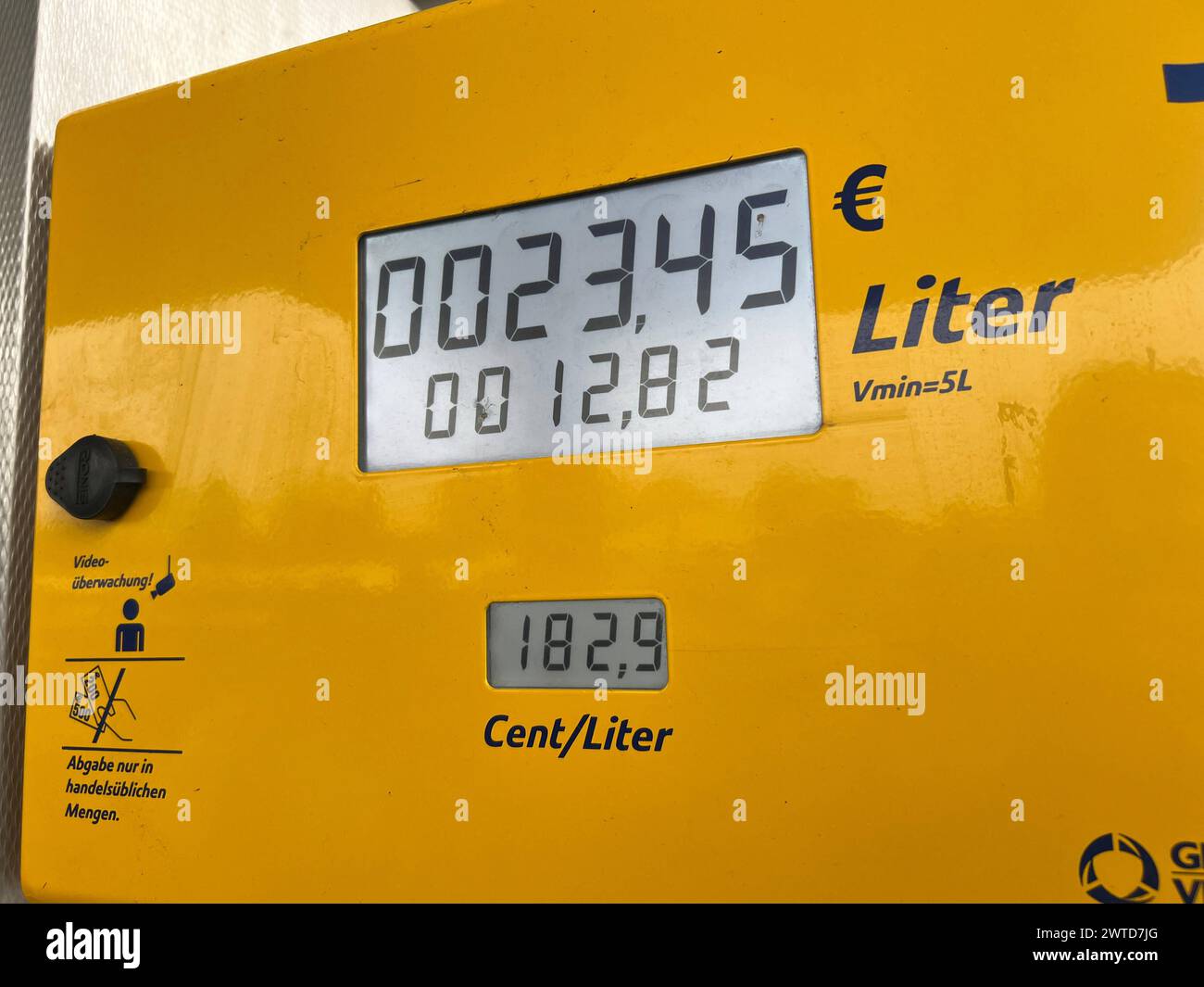 Tankstelle Anzeige an der Tanksäule *** Petrol station Display at the ...