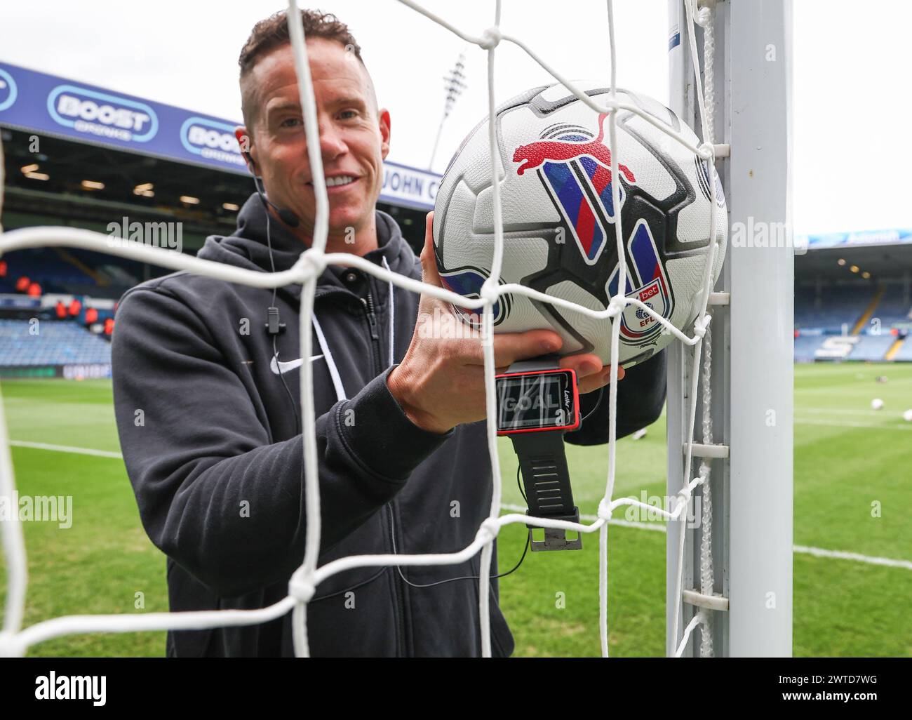 Stephen martin referee puma hi-res stock photography and images - Alamy