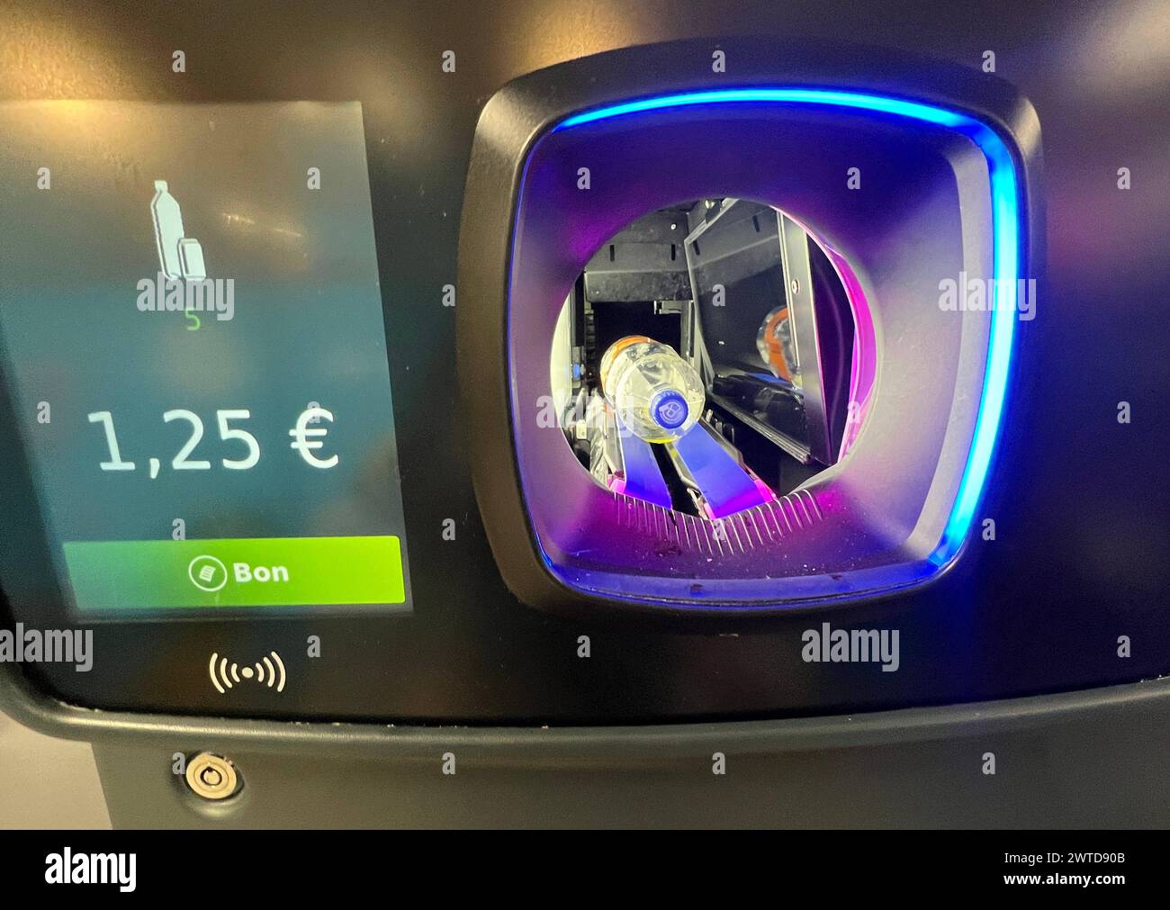Reverse vending machine hi-res stock photography and images - Alamy