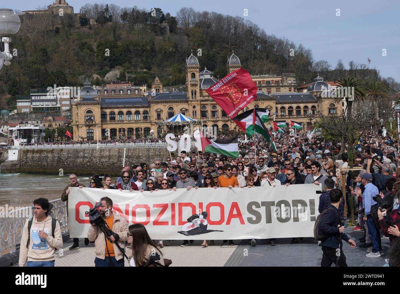 Hundreds of people during a demonstration in support of Palestine ...