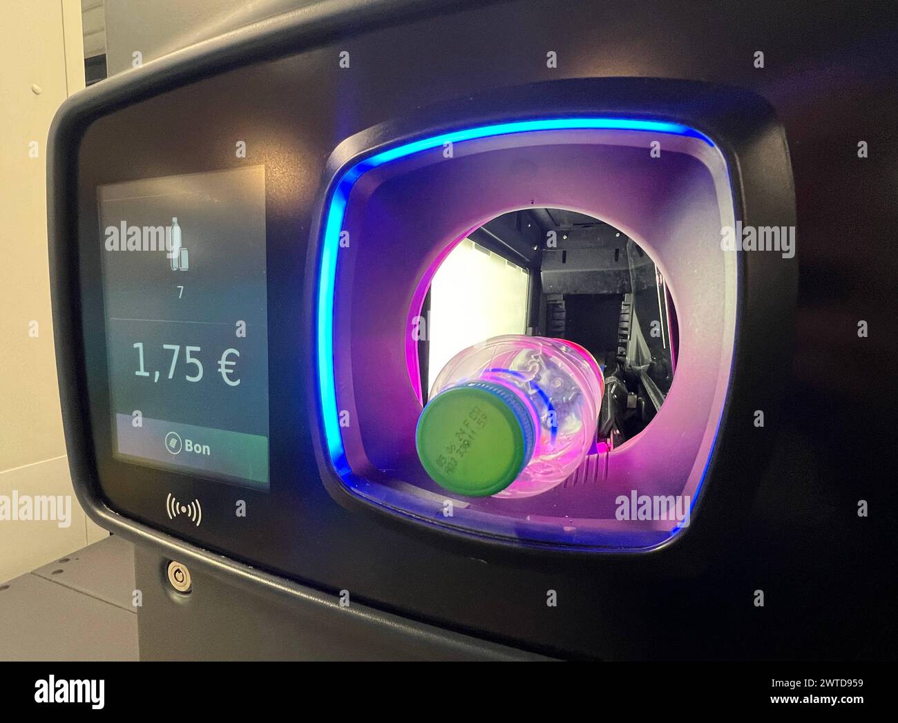 Reverse vending machine hi-res stock photography and images - Alamy
