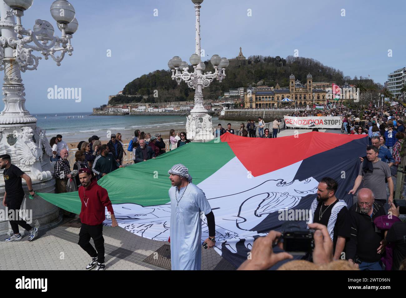 Hundreds of people during a demonstration in support of Palestine ...