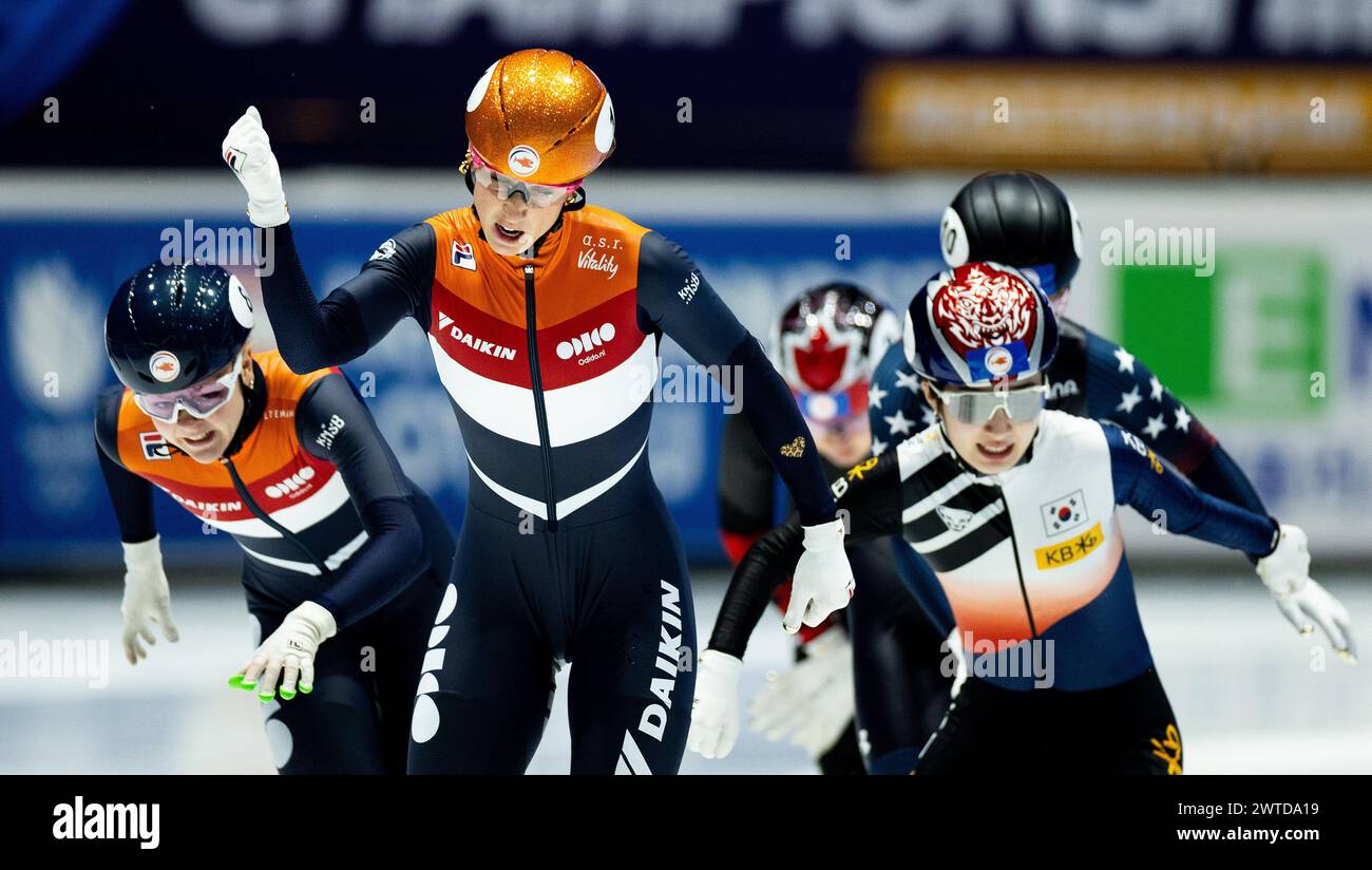 ROTTERDAM - Suzanne Schulting during the semi-final 1000 meters at the ...