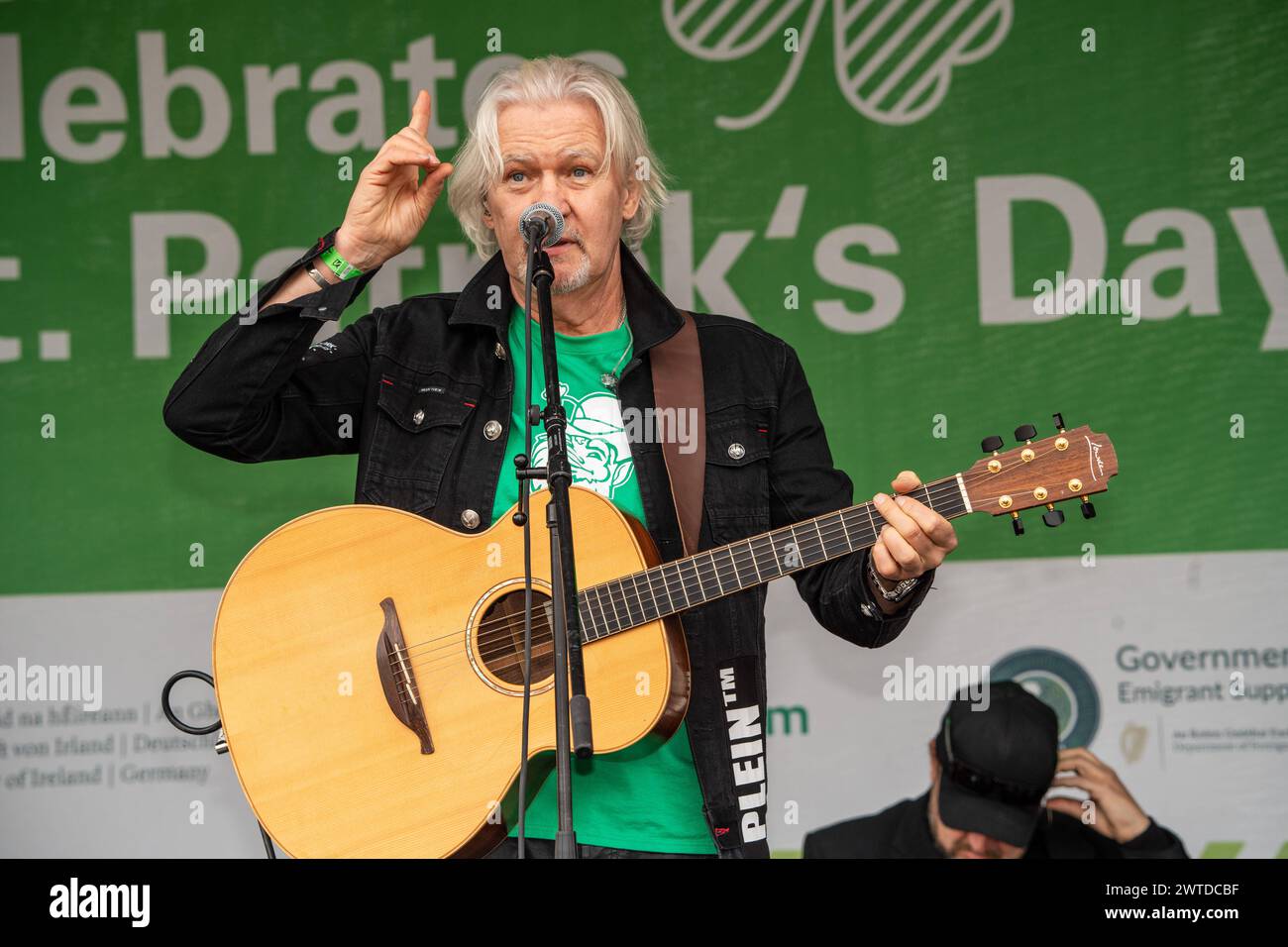 Johnny Logan, irischer Sänger, Auftritt beim St. Patrick s Day in ...