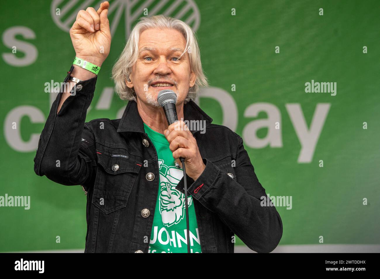 Johnny Logan, irischer Sänger, Auftritt beim St. Patrick s Day in ...