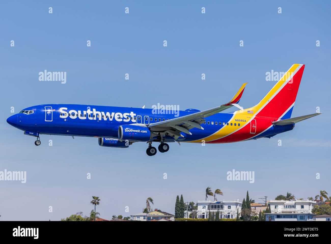 N8686A Southwest Airlines Boeing 737-8H4(WL) landing at San Diego SAN (KSAN Stock Photo - Alamy