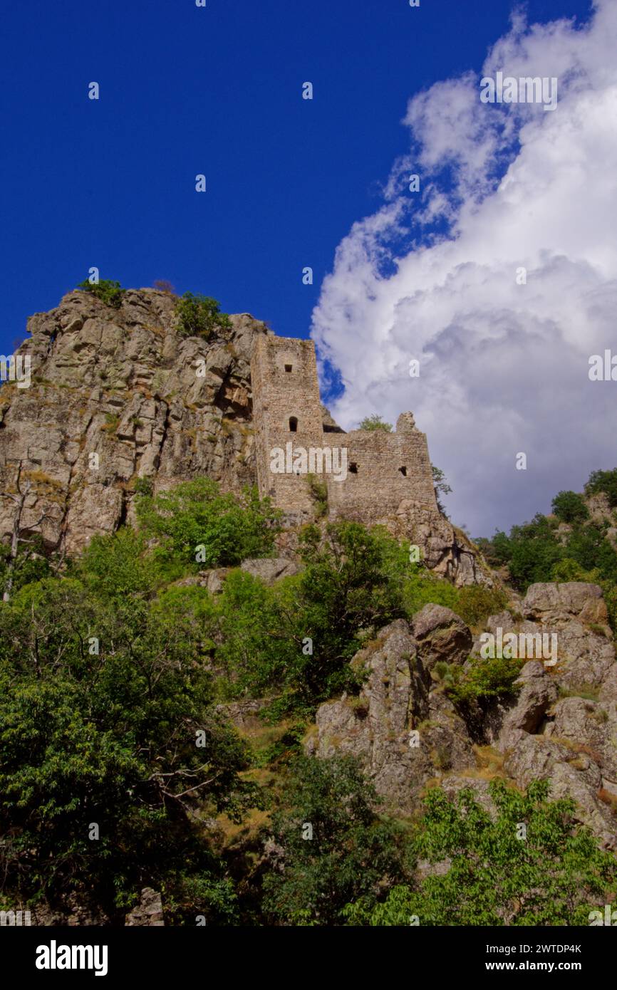 les gorges et la tour de borne au pied du petit village de Borne dans ...