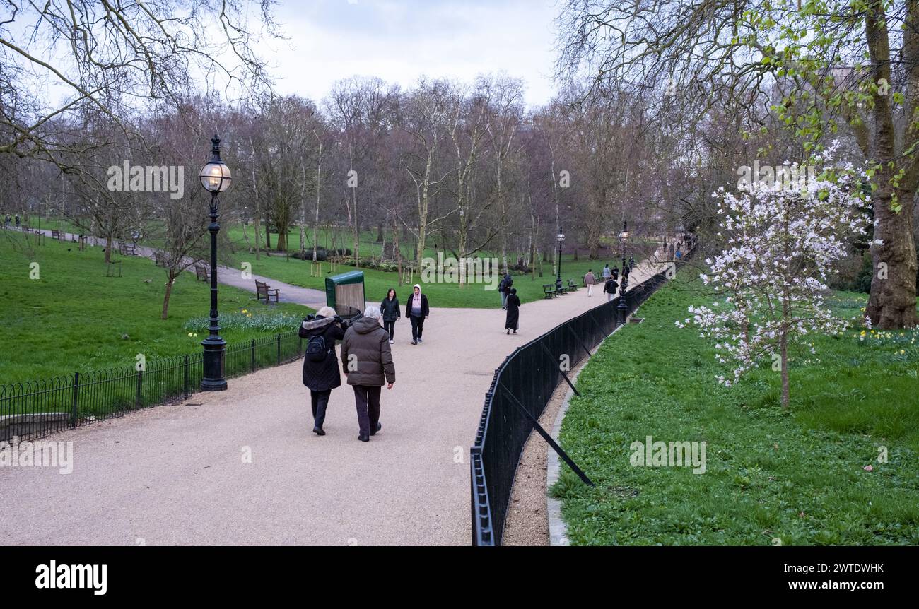 London cycle paths spring hi-res stock photography and images - Alamy