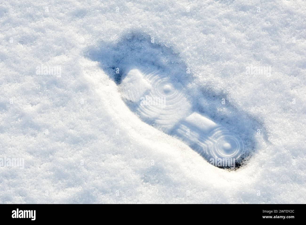 Single footprint in snow hi-res stock photography and images - Alamy