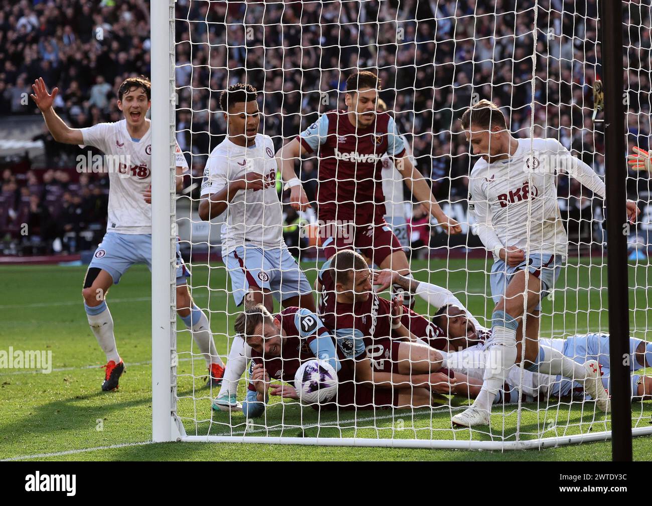 London, UK. 17th Mar, 2024. West Ham United's Tomas Soucek sees his ...