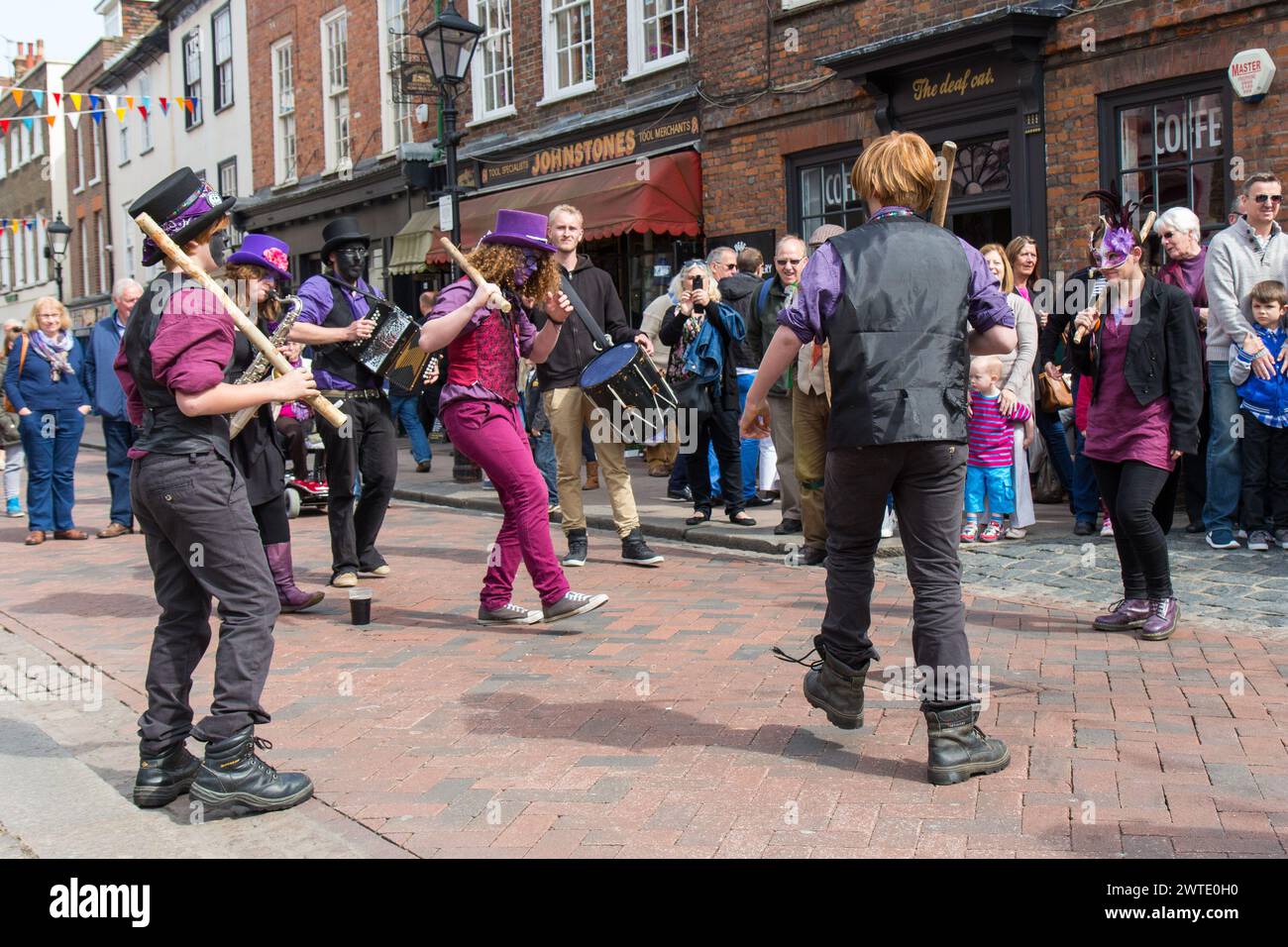 Morris dancing at the Sweeps Festival in Rochester Stock Photo - Alamy