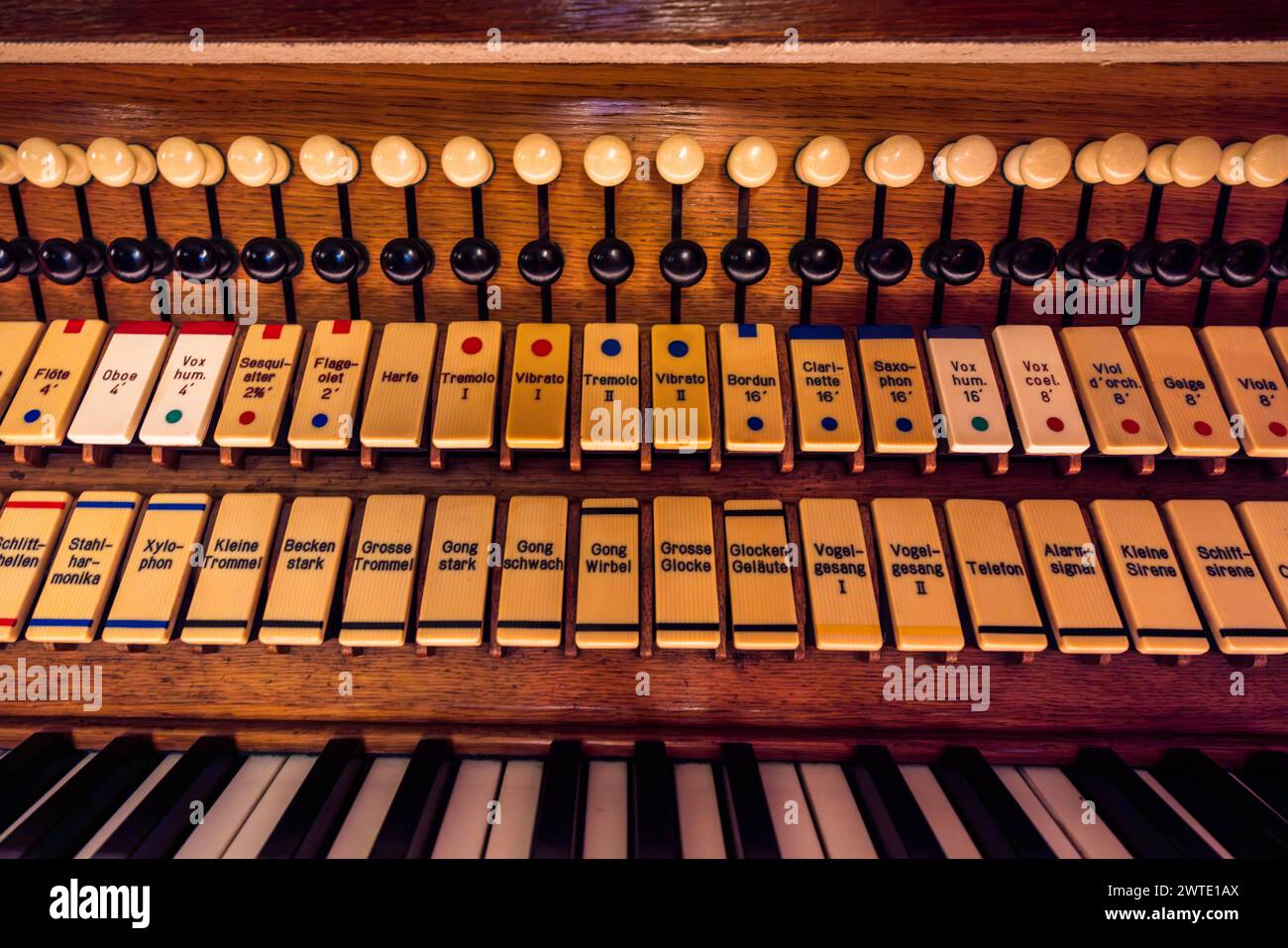 Electric organs hi-res stock photography and images - Alamy