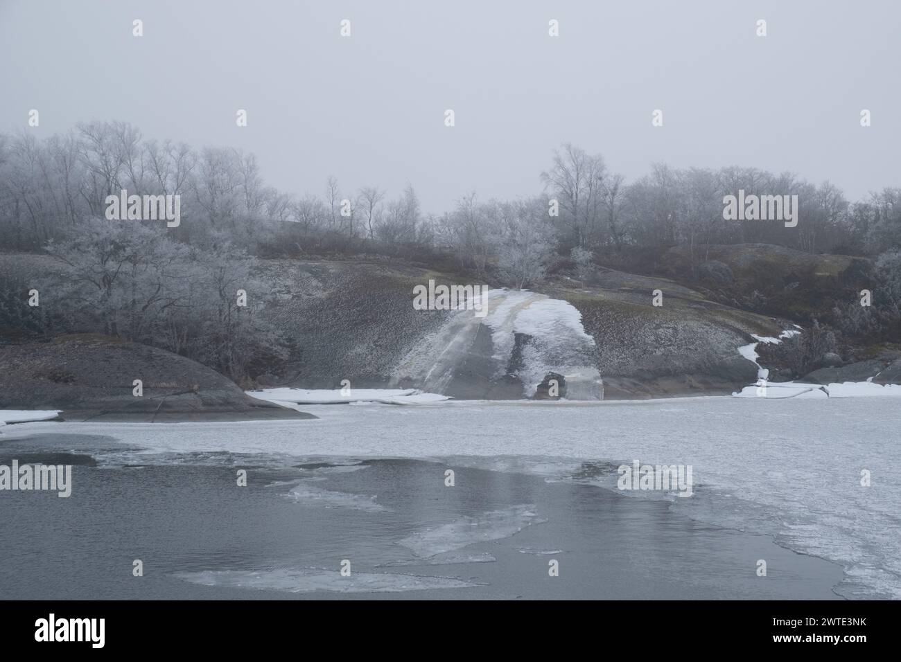 SEA ICE PATTERNS, FREEZING FOG, TURKU ARCHIPELAGO: The sea ice makes ...
