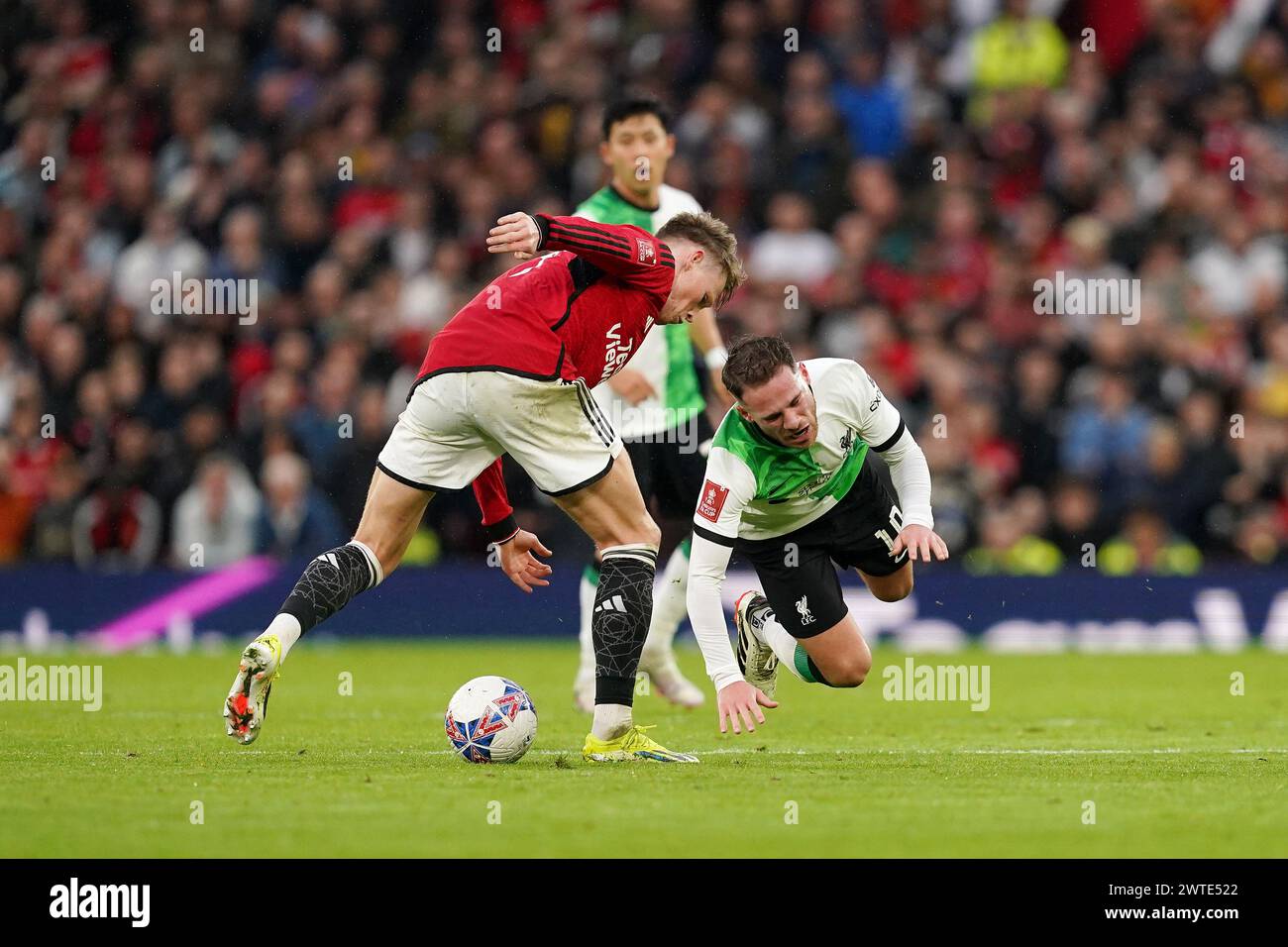 Manchester United's Scott McTominay (left) and Liverpool's Alexis Mac ...