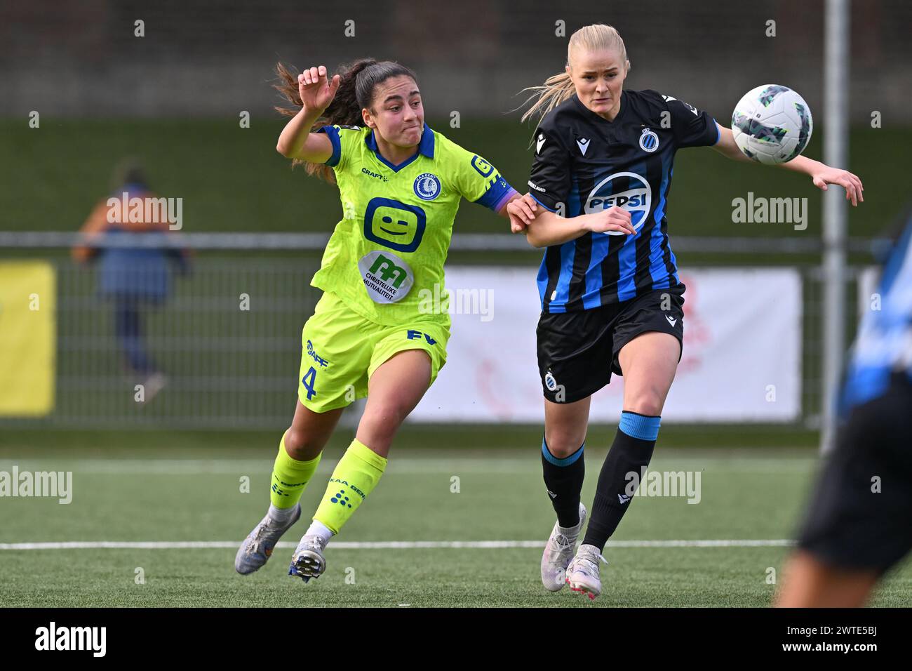 Nia Elyn (4) of AA Gent and Hanna Stenberg (9) of Club YLA pictured during a female soccer game ...