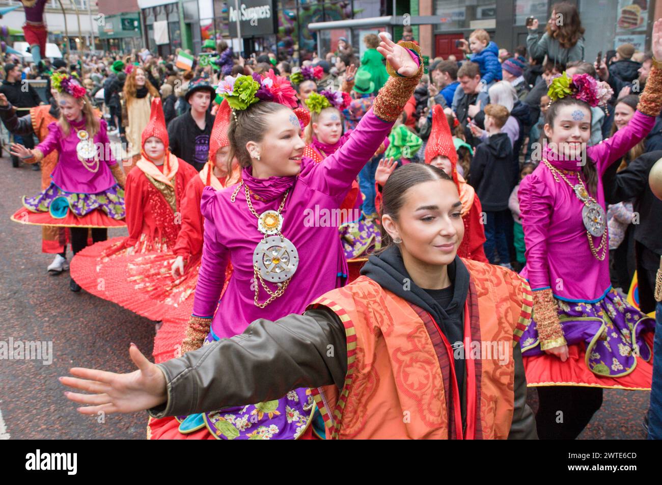 Belfast, Northern Ireland. 17th Mar, 2024. Crowds wearing colourful ...