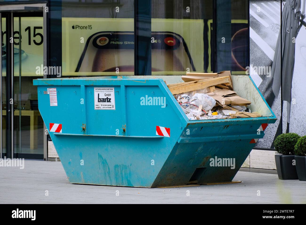 Schuttcontainer hi-res stock photography and images - Alamy