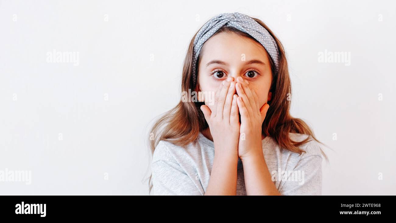 Scared child kid fear afraid little girl oh no Stock Photo - Alamy