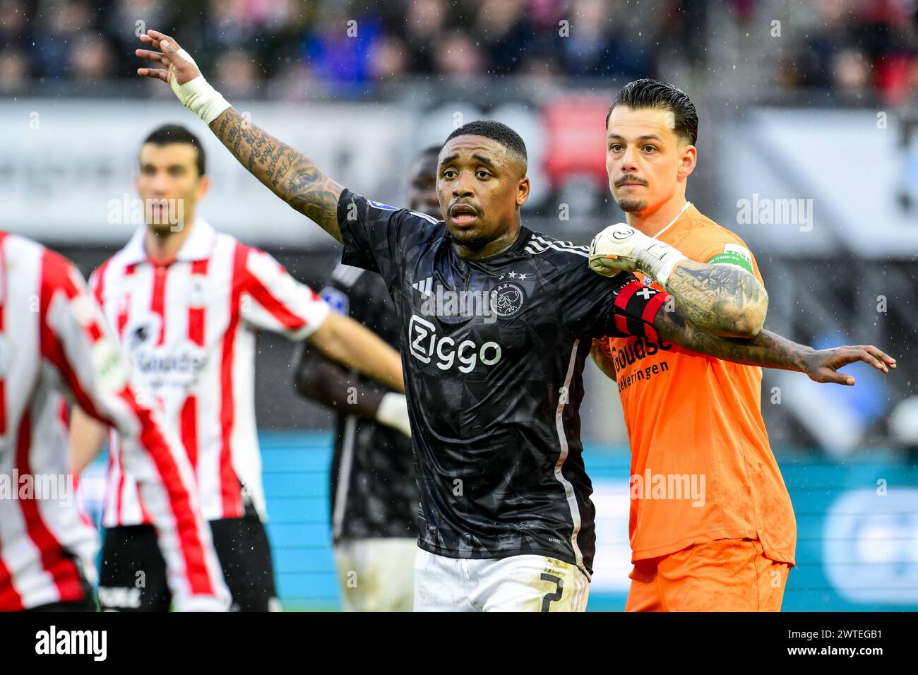 ROTTERDAM - (l-r) Steven Bergwijn of Ajax, Sparta Rotterdam goalkeeper ...