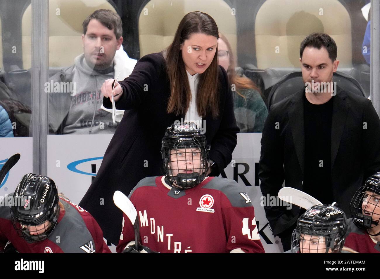 Montreal head coach Kori Cheverie, center, gives instructions during ...