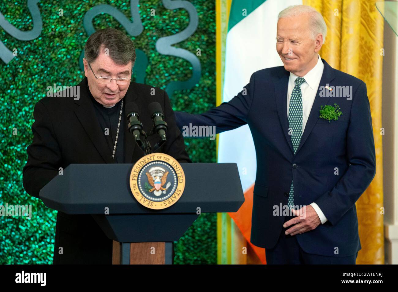 Us biden bows his head hi-res stock photography and images - Alamy