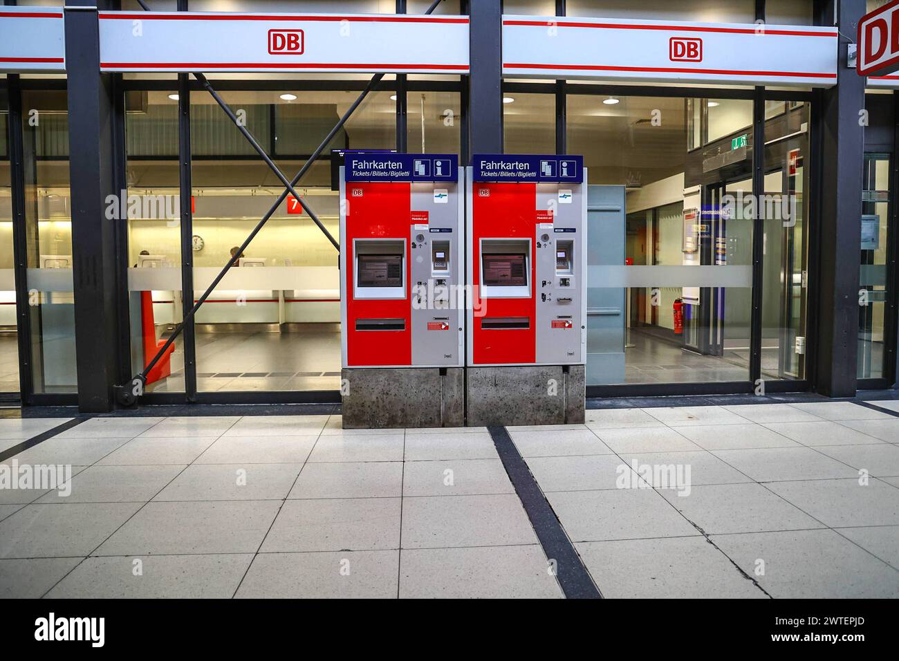 Fahrkarten Automat im Bahnhof *** Ticket machine at the station ...
